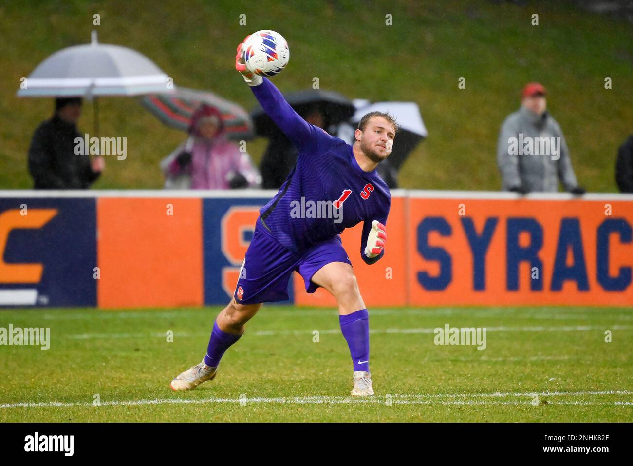 November 27, 2022: Syracuse Orange goalie Russell Shealy (1) throws the ...