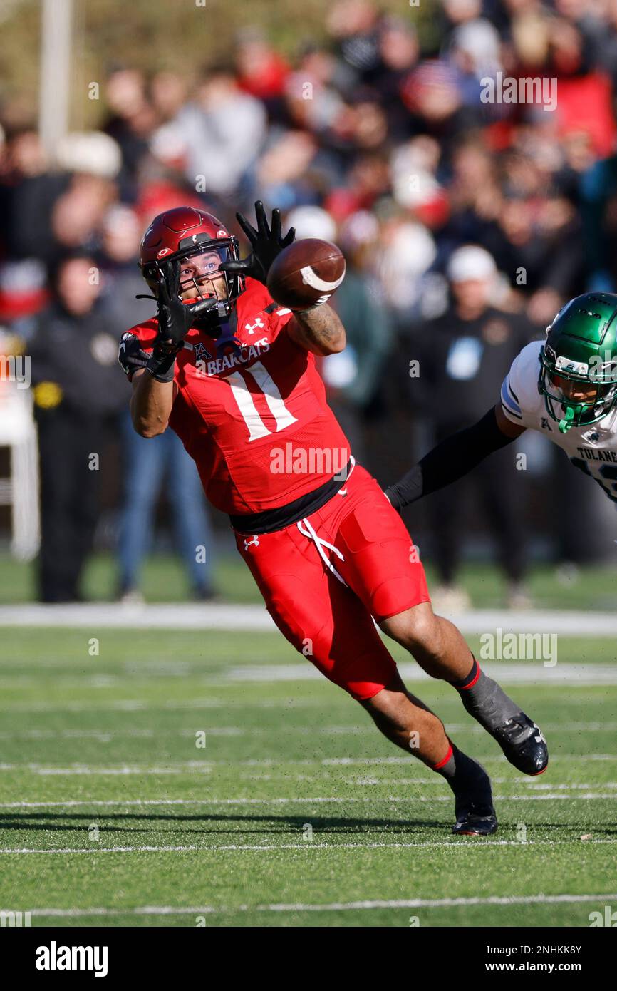 CINCINNATI, OH - NOVEMBER 25: Cincinnati Bearcats tight end Leonard ...