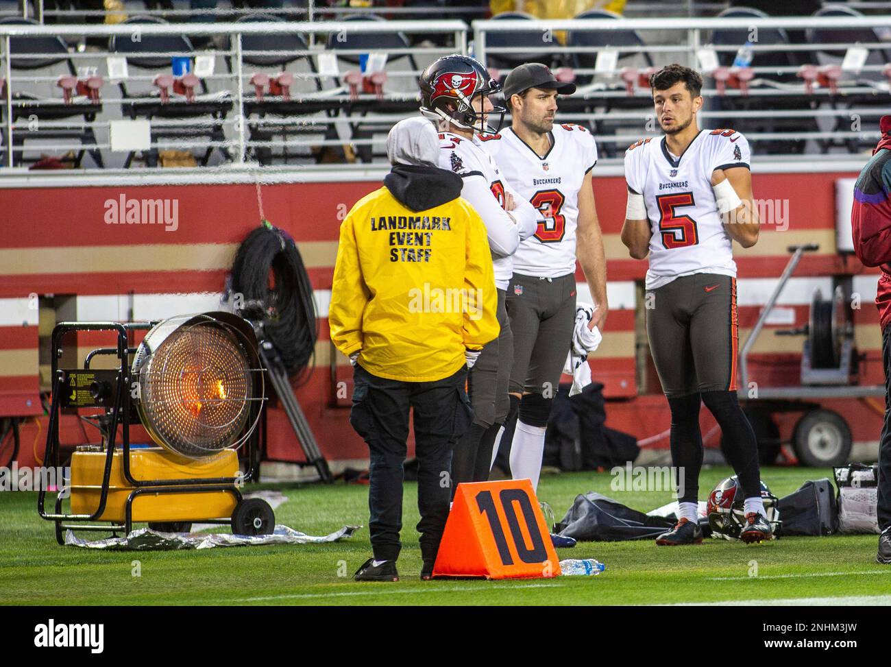 SANTA CLARA, CA - DECEMBER 11: Tampa Bay Buccaneers long snapper Zach ...