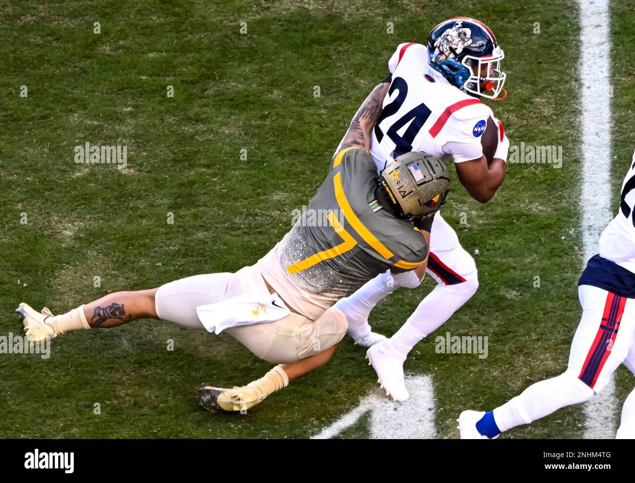PHILADELPHIA, PA - DECEMBER 10: Navy Midshipmen wide receiver Maquel ...