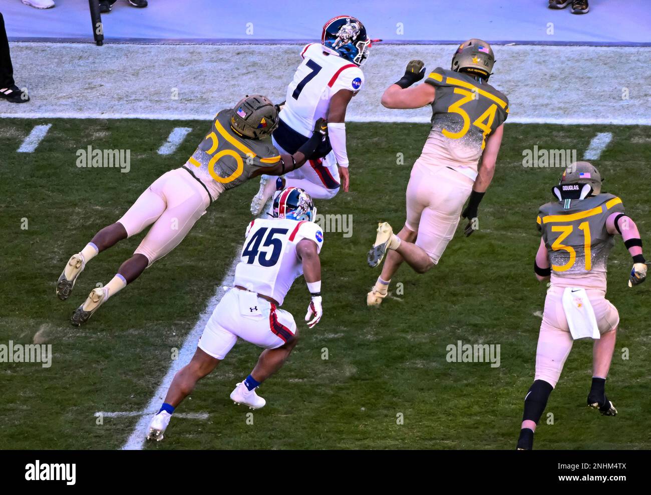 PHILADELPHIA, PA - DECEMBER 10: Army Black Knights defensive back ...
