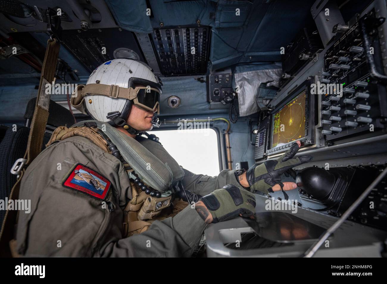 PACIFIC OCEAN (July 30, 2022) Naval Aircrewman (Helicopter) 1st Class ...