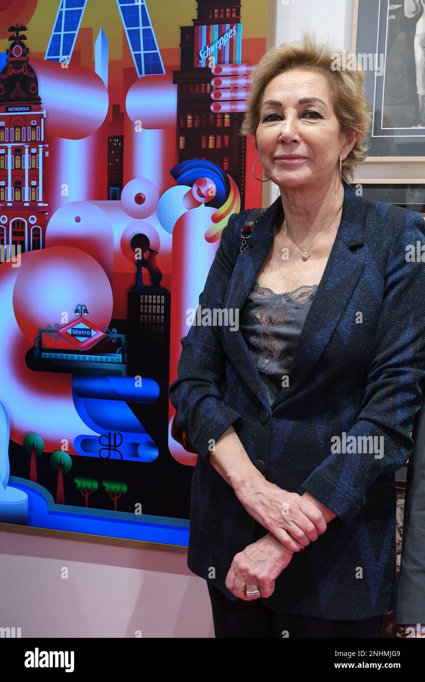 Modern art salon hi-res stock photography and images - Alamy