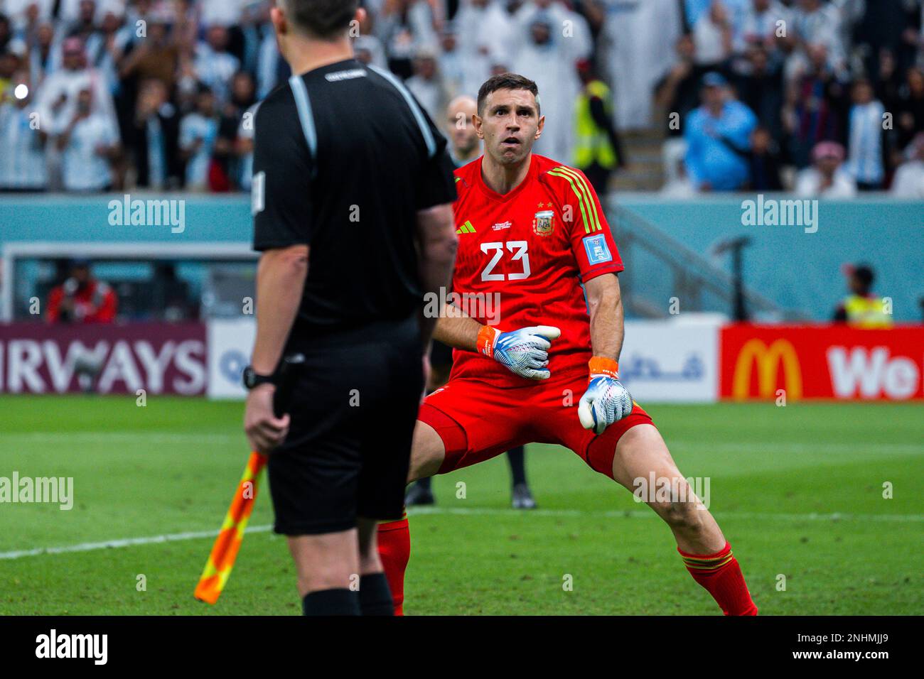 LUSAIL, - DECEMBER 09: Argentina goalkeeper Emiliano Martinez ...