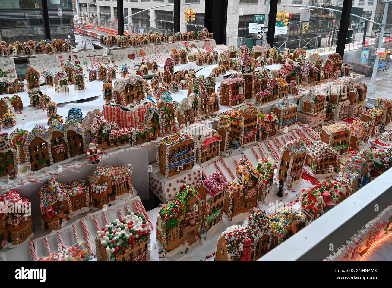 Photo by: NDZ/STAR MAX/IPx 2022 12/6/22 Gingerbread Lane, the world's ...