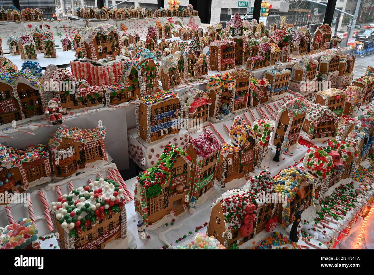 Photo by: NDZ/STAR MAX/IPx 2022 12/6/22 Gingerbread Lane, the world's ...