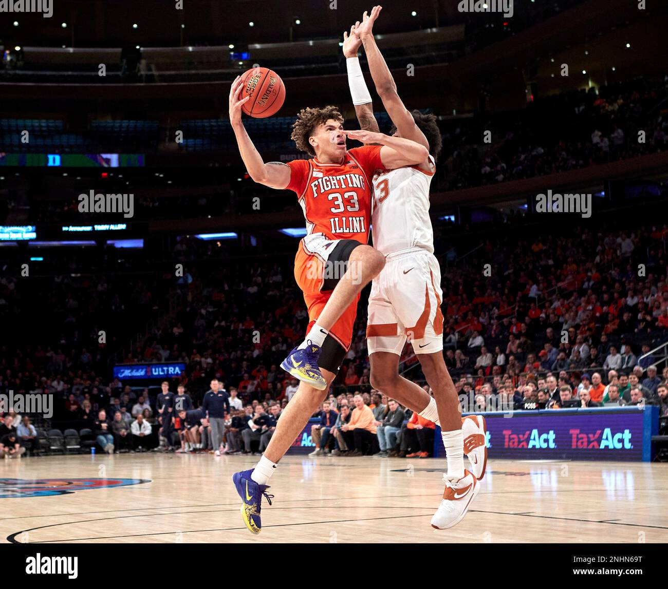 Illinois Fighting Illini forward Coleman Hawkins (33) drives to the ...