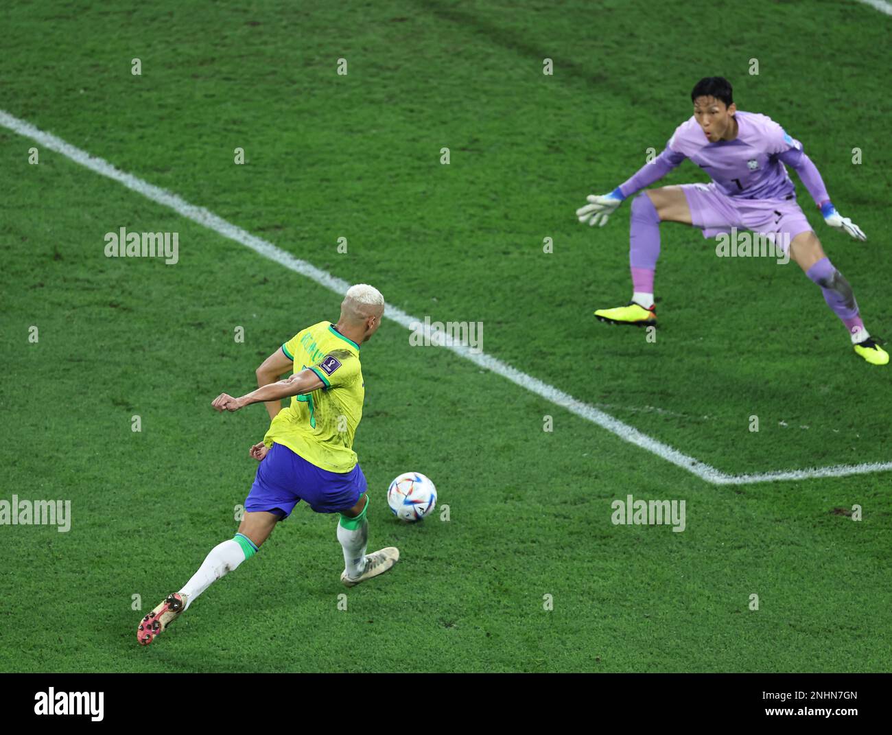 Brazil's Richarlison (L) shoots against South Korea's goalkeeper Kim ...