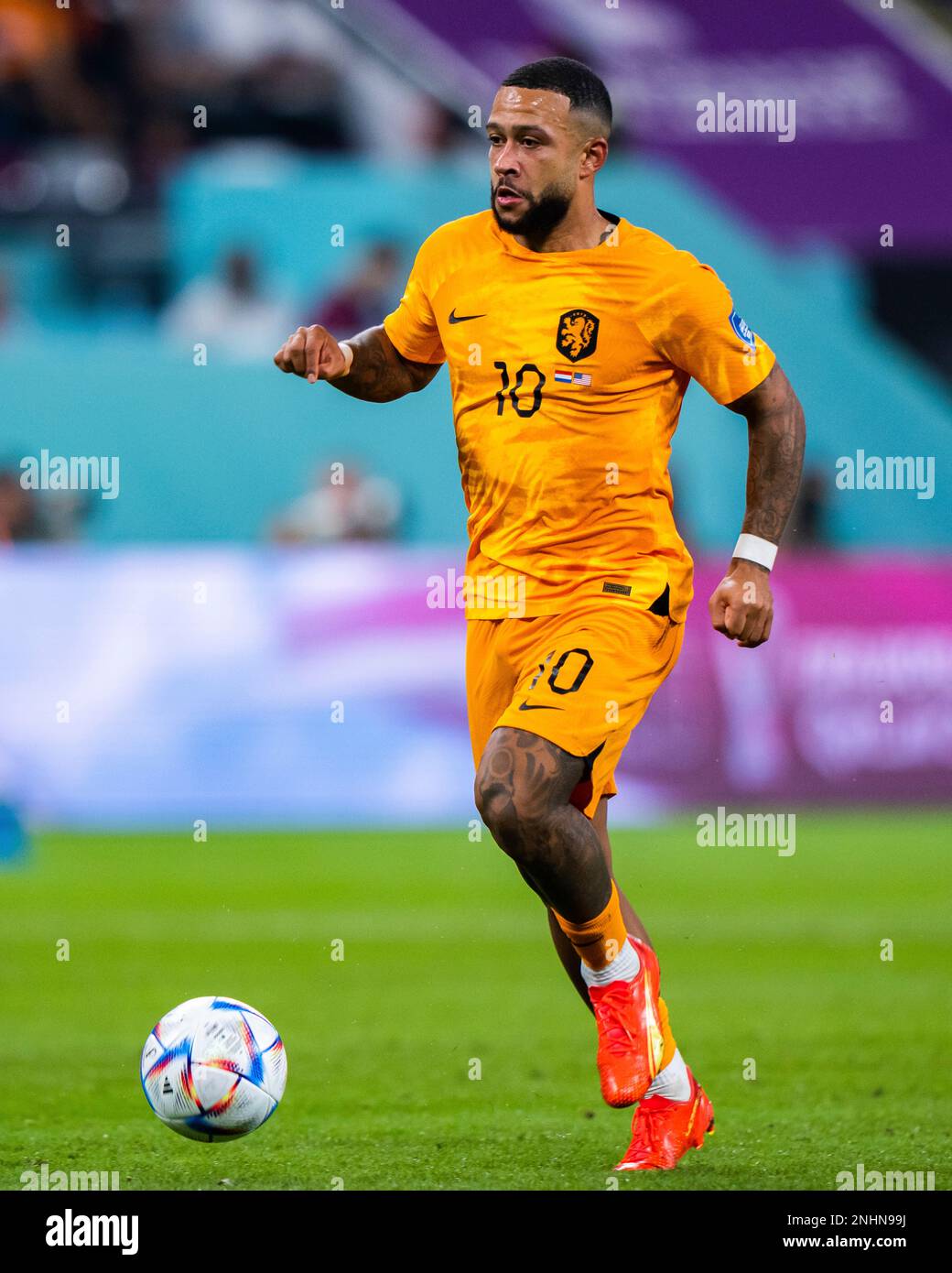 DOHA, - DECEMBER 03: Netherlands forward Memphis Depay during the round ...