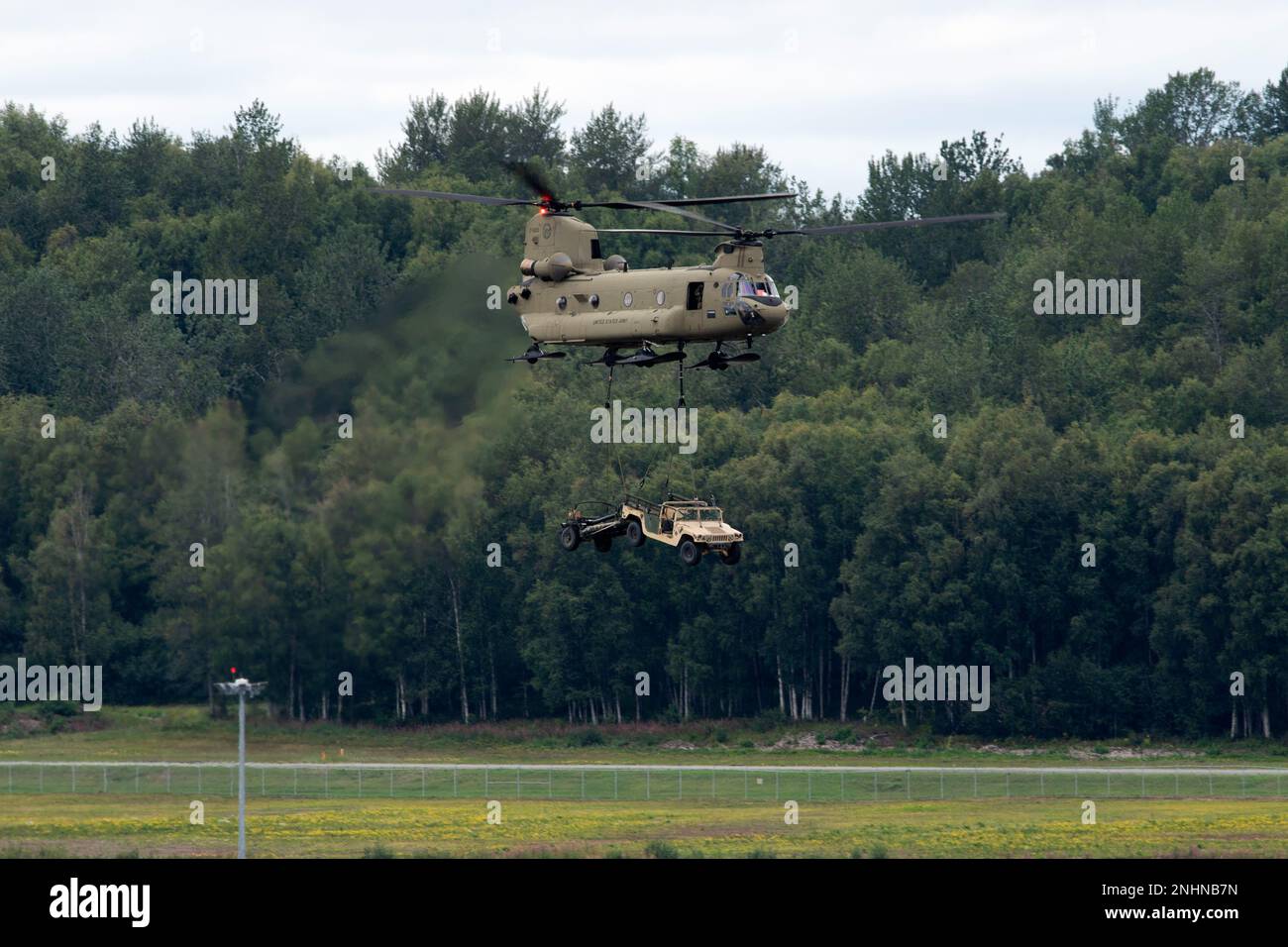 An Alaska Army National Guard CH-47 Chinook sling loads a M119A1 105mm ...