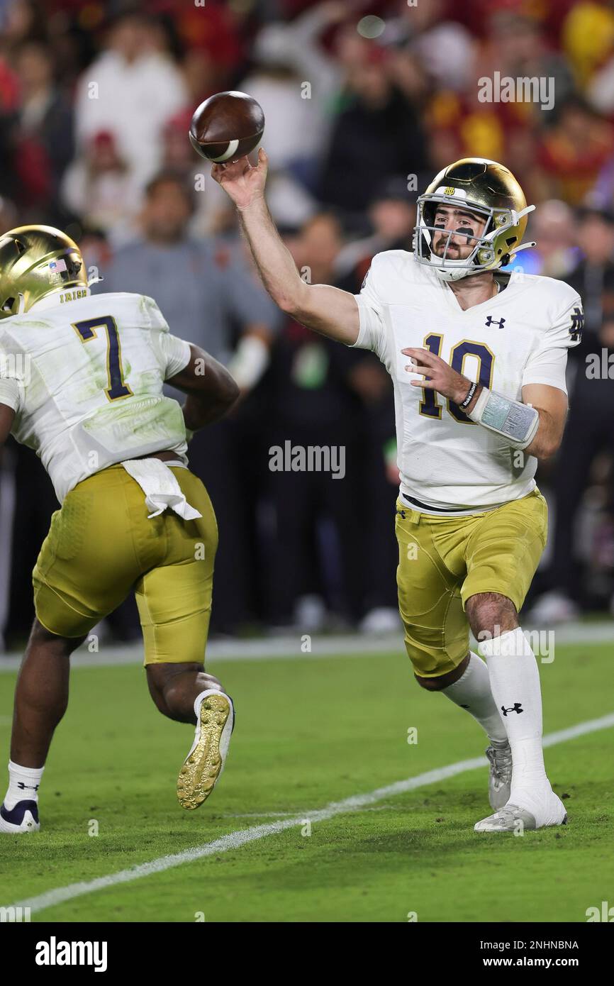 Notre Dame quarterback Drew Pyne (10) throws a pass during an NCAA ...