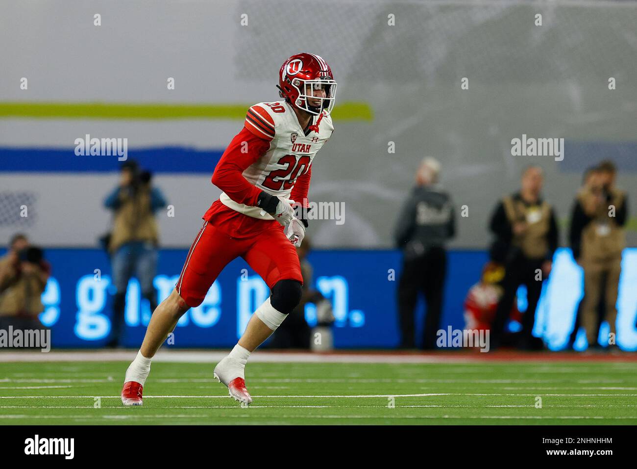 Utah linebacker Lander Barton (20) in coverage during an NCAA college ...
