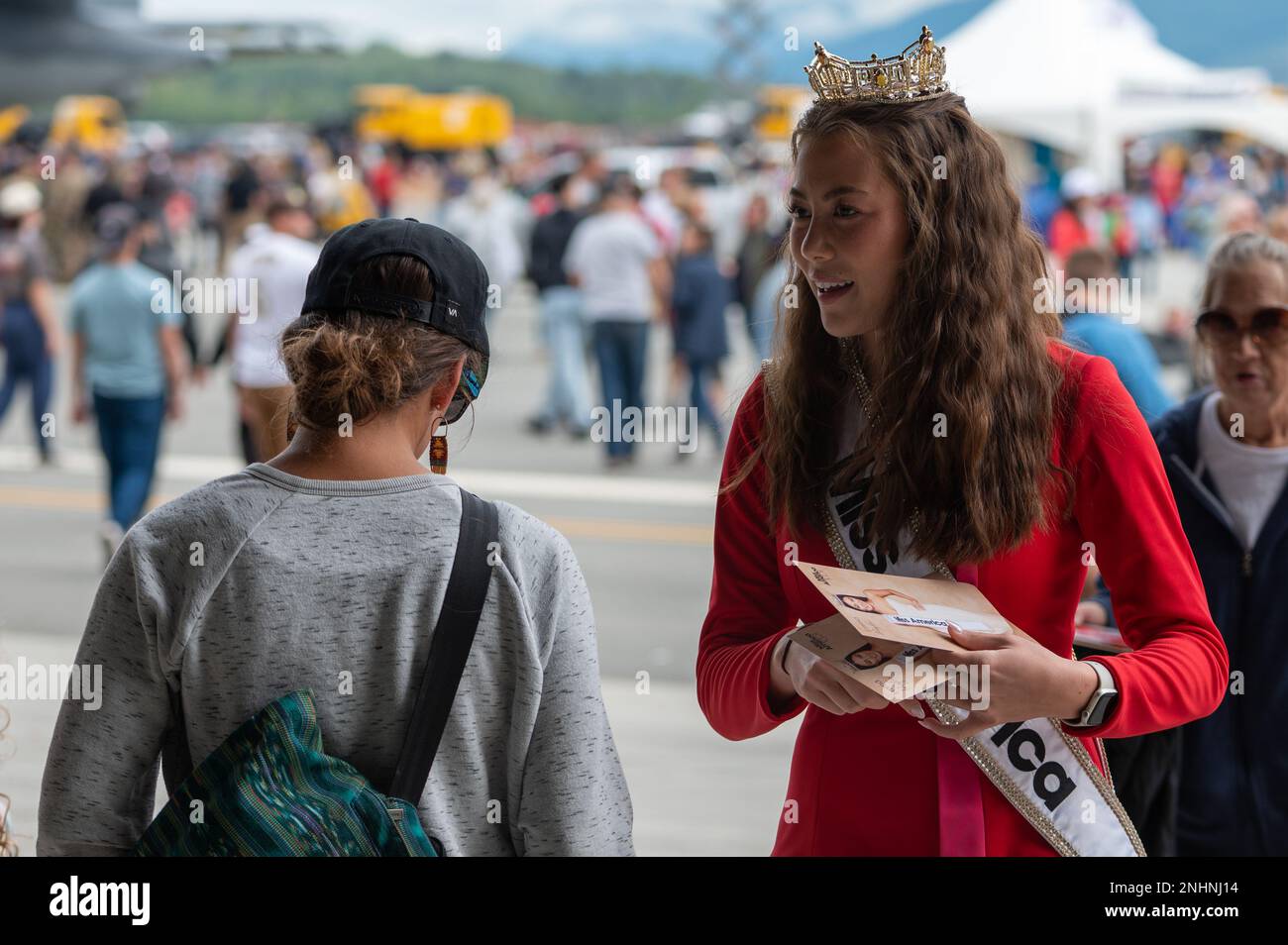 Miss America Emma Broyles poses for photos and signs autographs for ...
