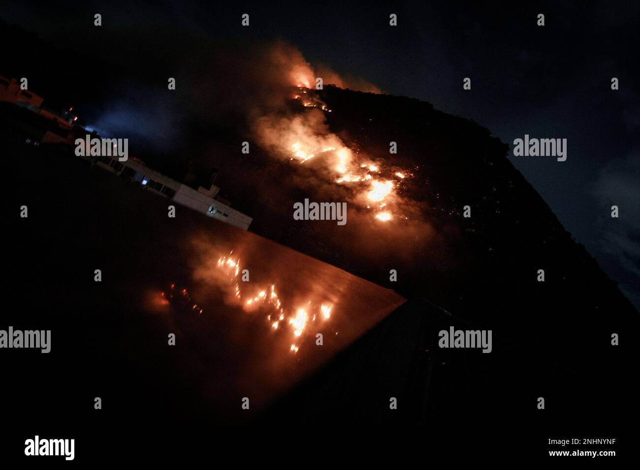 RJ - Rio de Janeiro - 12/02/2022 - RIO, FIRE AT MORRO DOS CABRITOS - A ...