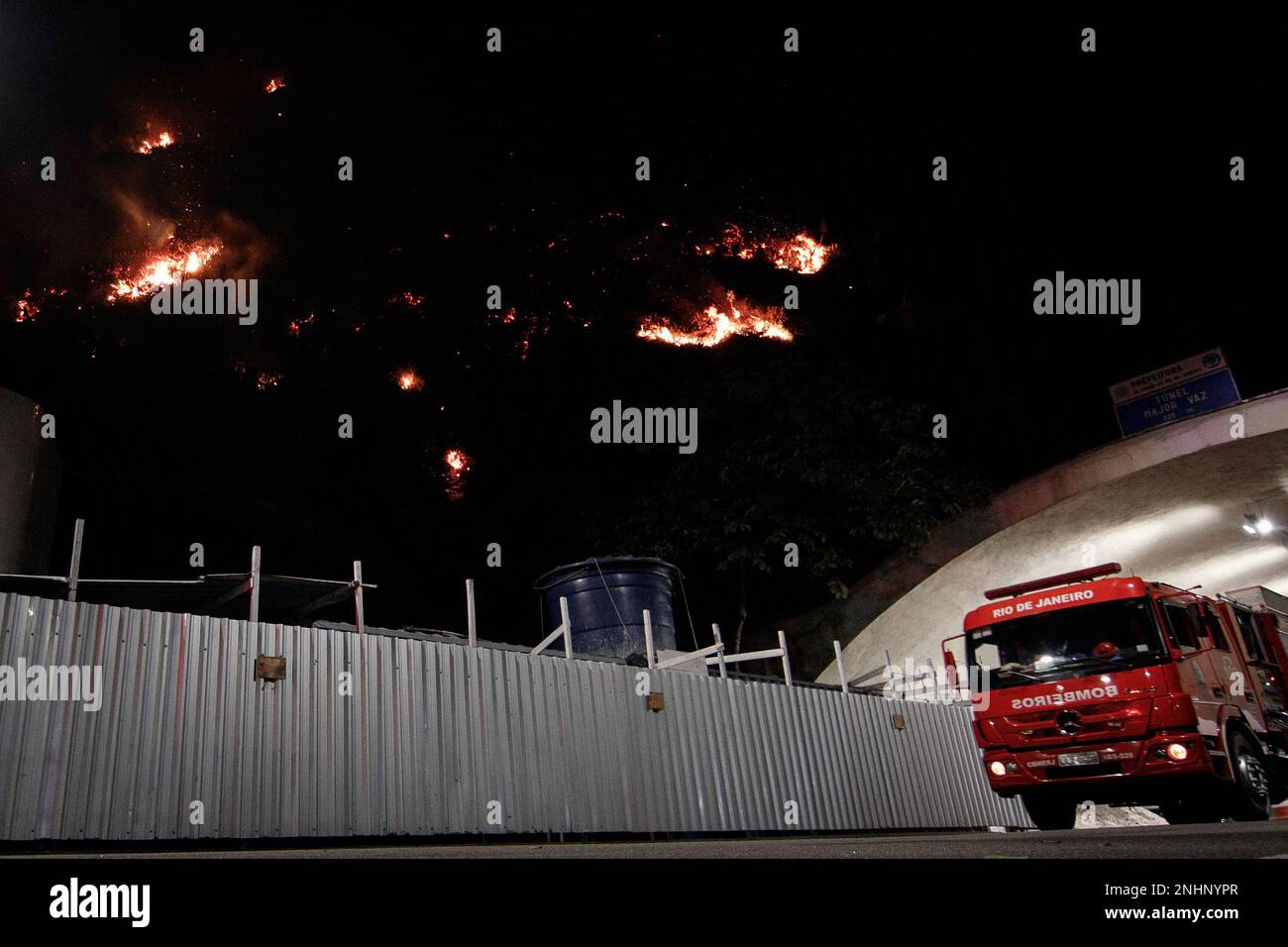RJ - Rio de Janeiro - 12/02/2022 - RIO, FIRE AT MORRO DOS CABRITOS - A ...