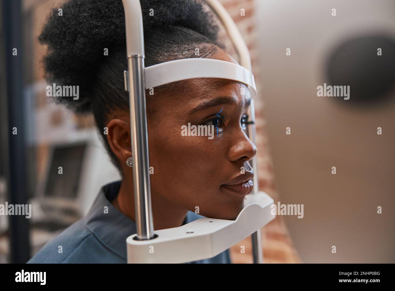 Patient doing eye checkup hi-res stock photography and images - Alamy