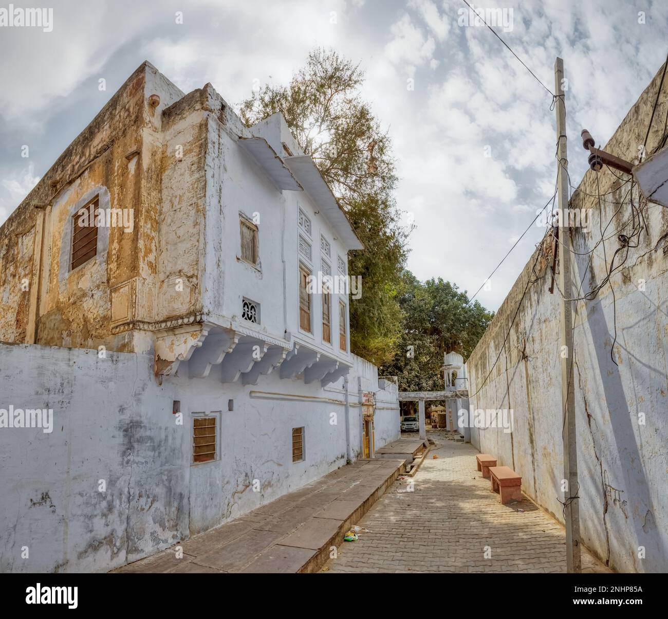 Pushkar peacefull narrow street in Rajasthan India Stock Photo - Alamy