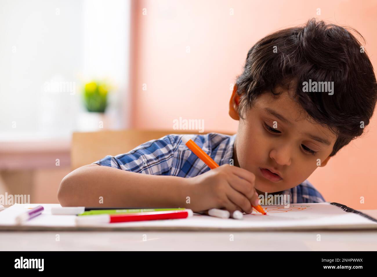 Portrait of a little boy drawing with sketch pen Stock Photo - Alamy