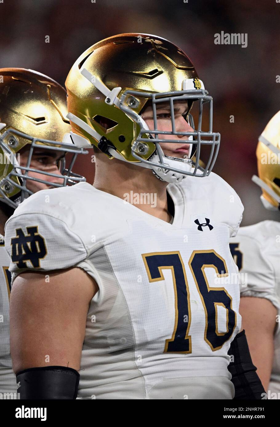 LOS ANGELES, CA - NOVEMBER 26: Notre Dame Fighting Irish offensive ...