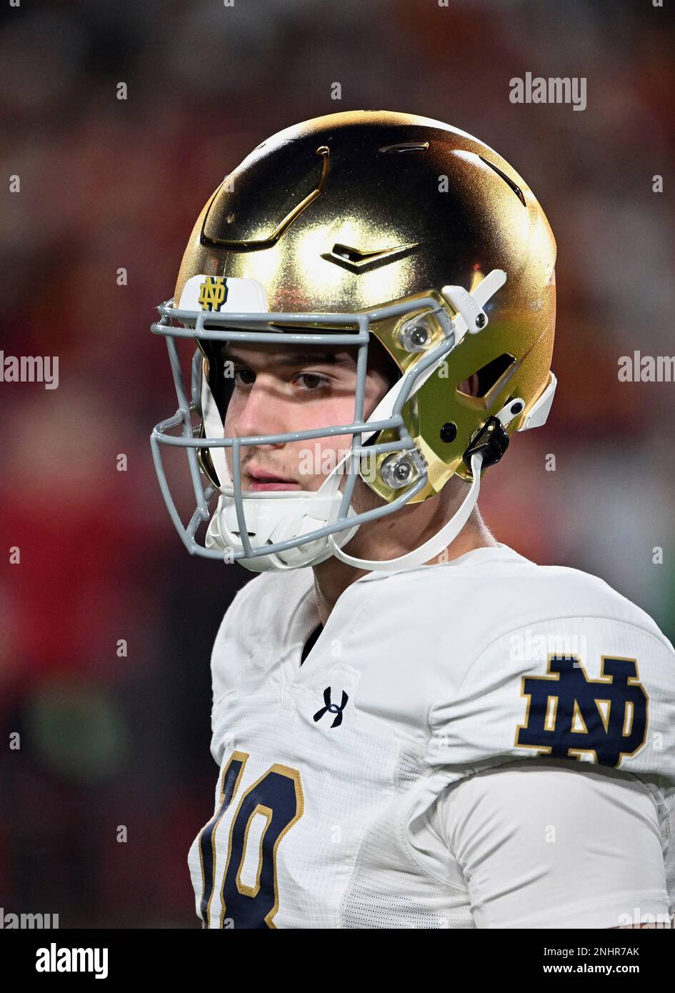 LOS ANGELES, CA - NOVEMBER 26: Notre Dame Fighting Irish quarterback ...