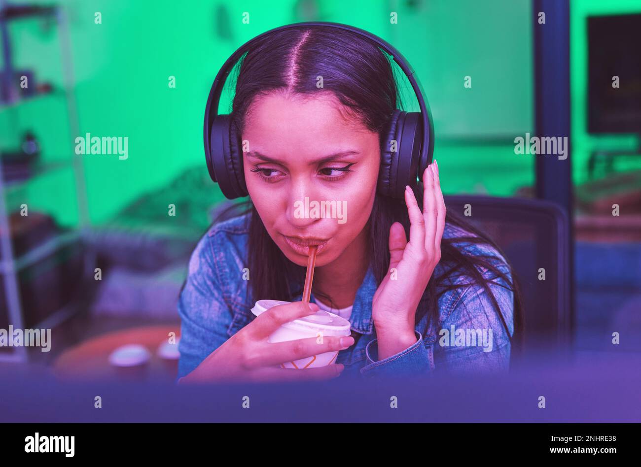 Girl gamer esport hi-res stock photography and images - Alamy