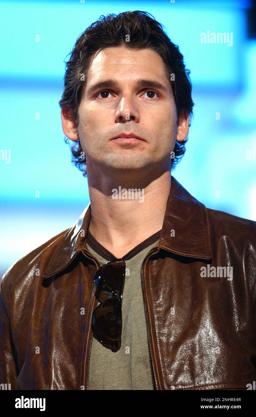 Eric Bana rehearsing at the 63rd annual Golden Globe Awardsin 2006 ...