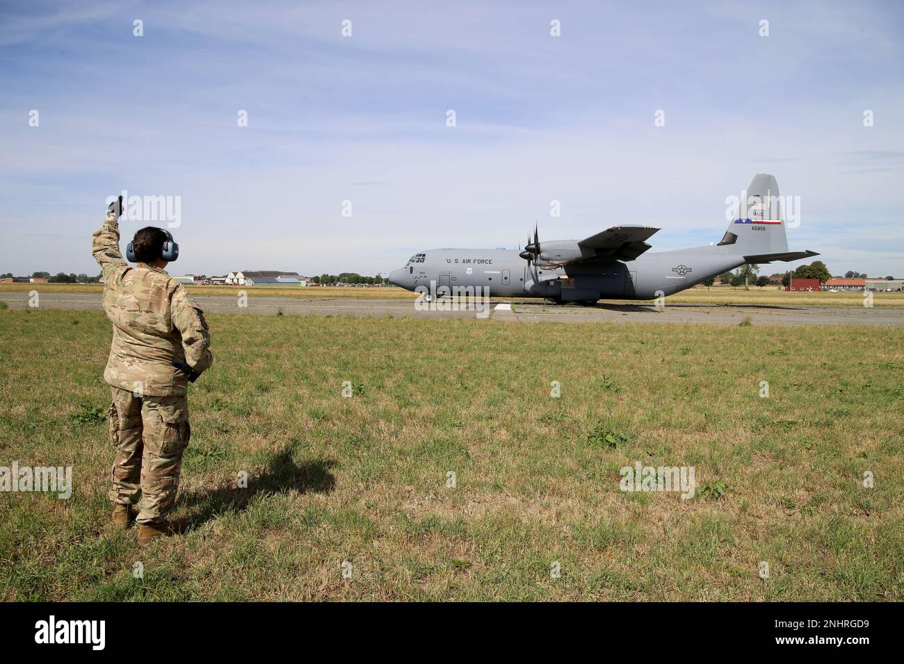 U.S. Army Garrison Benelux Soldiers and Airmen with the 424th Air Base ...