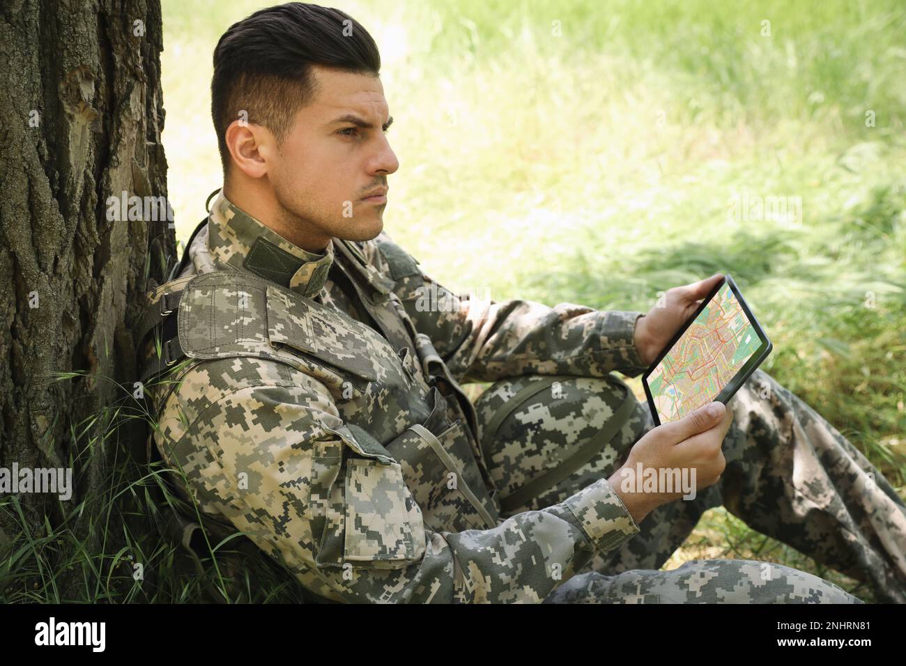 Army soldier using computer hi-res stock photography and images - Alamy
