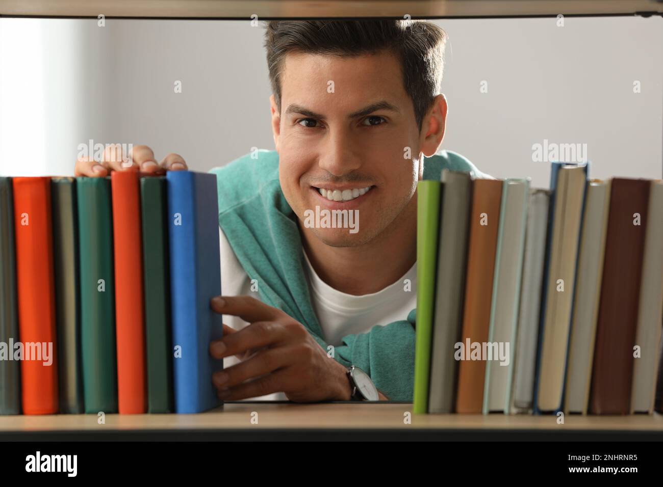 Searching for book hi-res stock photography and images - Alamy