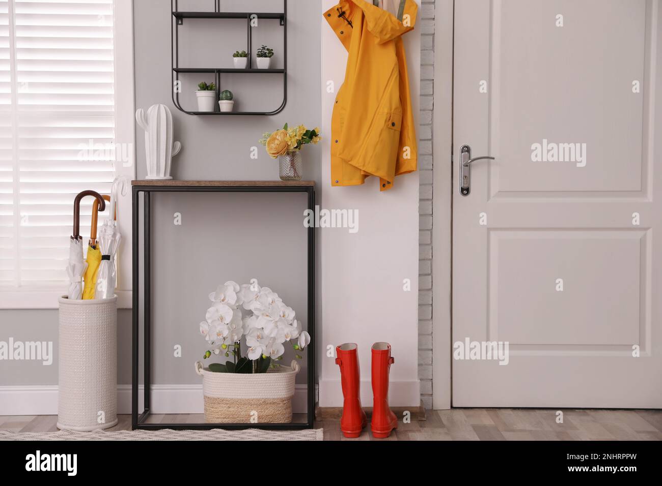 Modern hallway with consol table. Interior design Stock Photo - Alamy