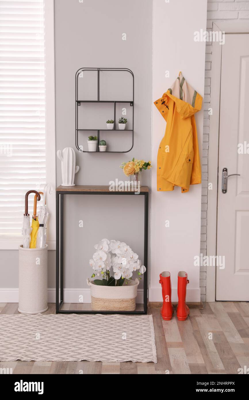 Modern hallway with consol table. Interior design Stock Photo - Alamy