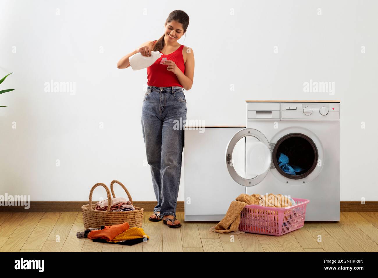 Laundry detergent pouring hi-res stock photography and images - Alamy