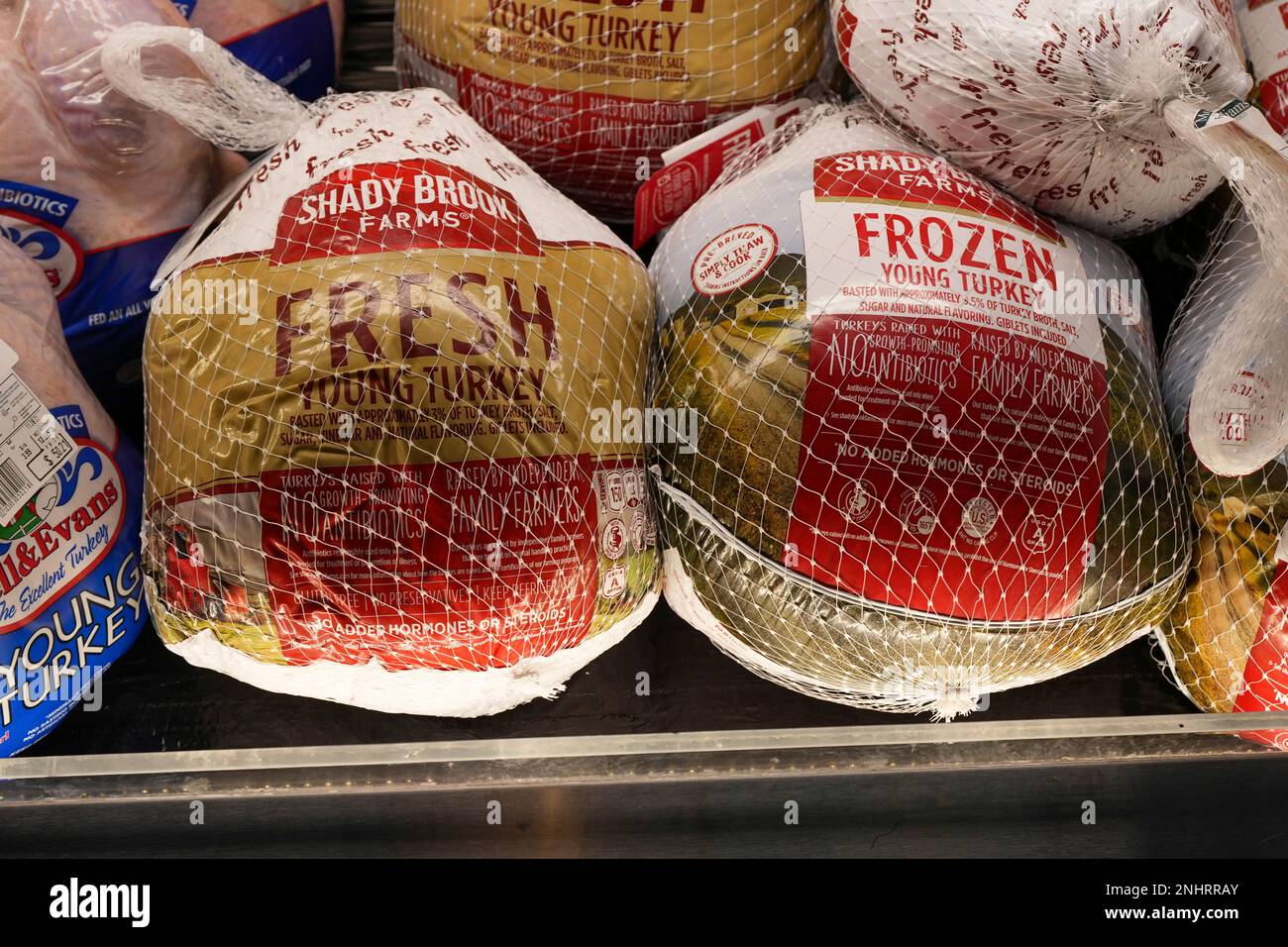 Photo by: John Nacion/STAR MAX/IPx 2022 11/23/22 Frozen turkeys sit in ...