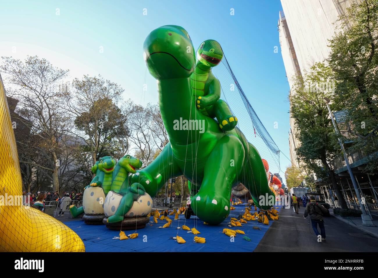 Photo by: John Nacion/STAR MAX/IPx 2022 11/23/22 The Sinclair Oil Dino ...