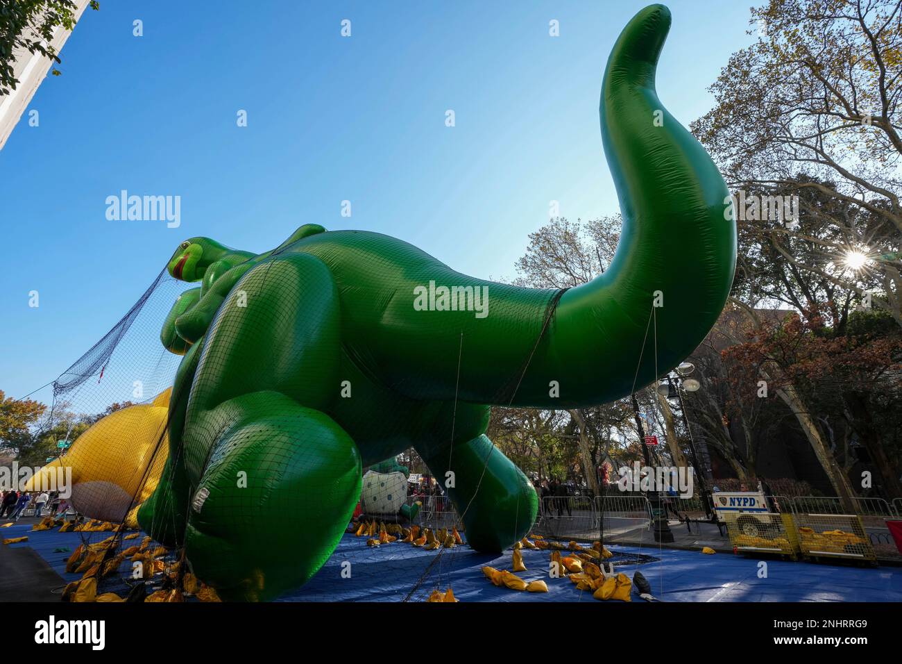 Photo by: John Nacion/STAR MAX/IPx 2022 11/23/22 The Sinclair Oil Dino and Baby Dino balloon is ...