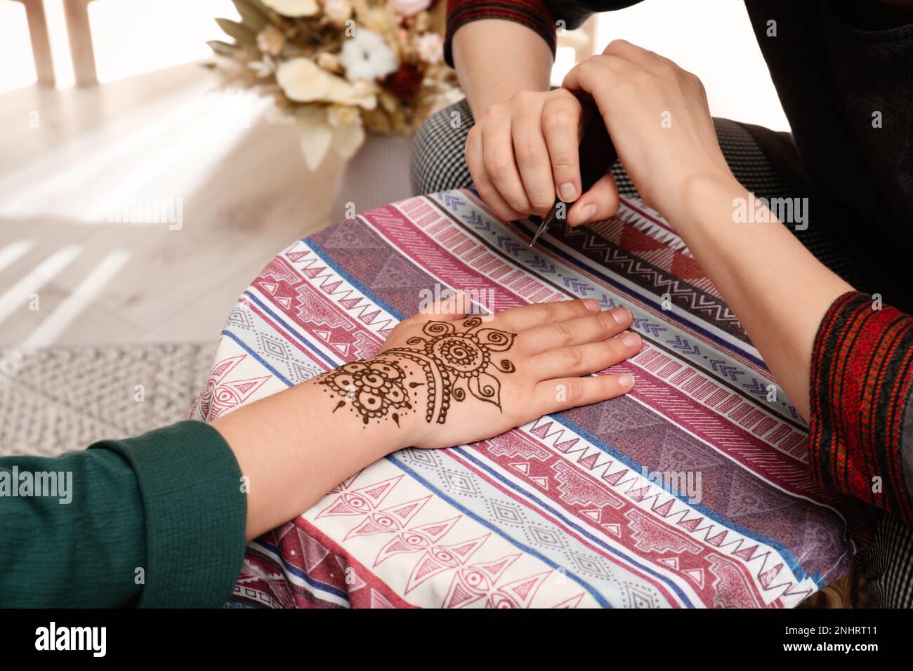 Master making henna tattoo on hand, closeup. Traditional mehndi Stock ...