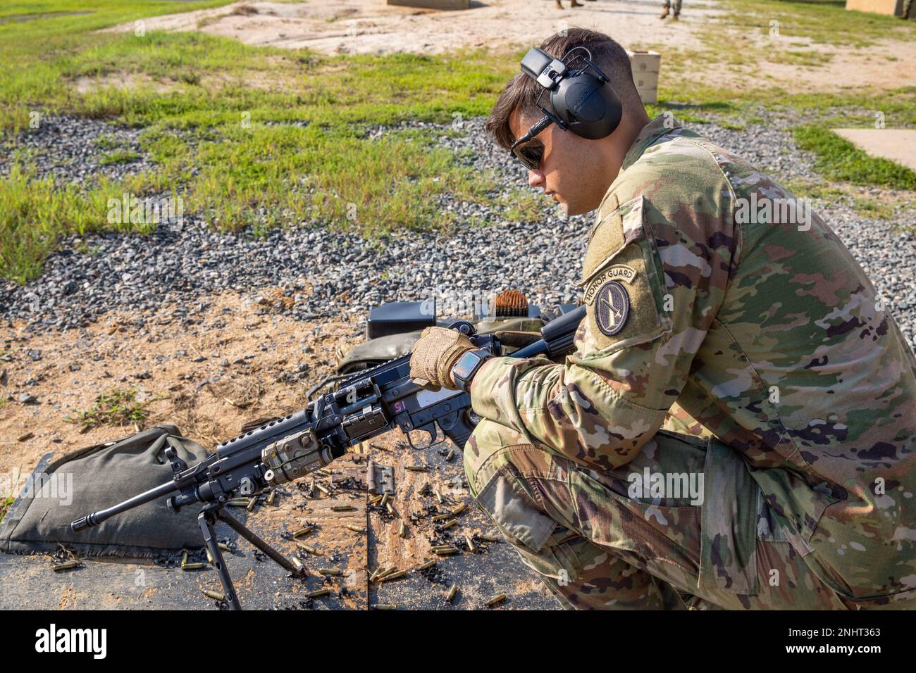 Soldiers assigned to the 3d U.S. Infantry Regiment (The Old Guard), and ...