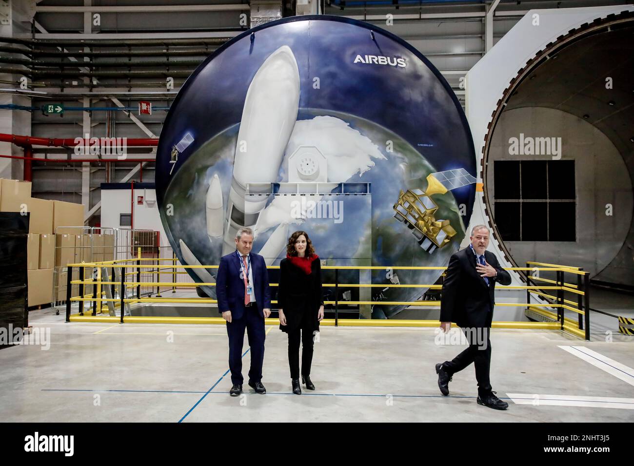 The president of Airbus Spain, Alberto Gutiérrez (1l), and the ...