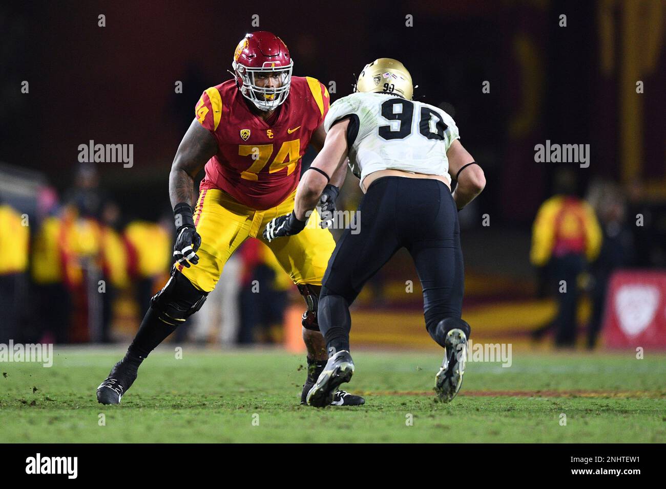 LOS ANGELES, CA - NOVEMBER 11: USC Trojans offensive lineman Courtland ...
