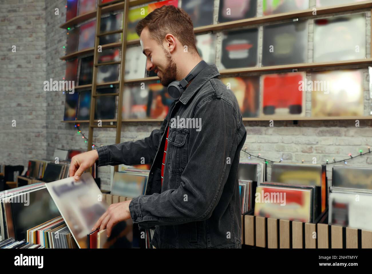 Vinyl store choosing records hi-res stock photography and images - Alamy