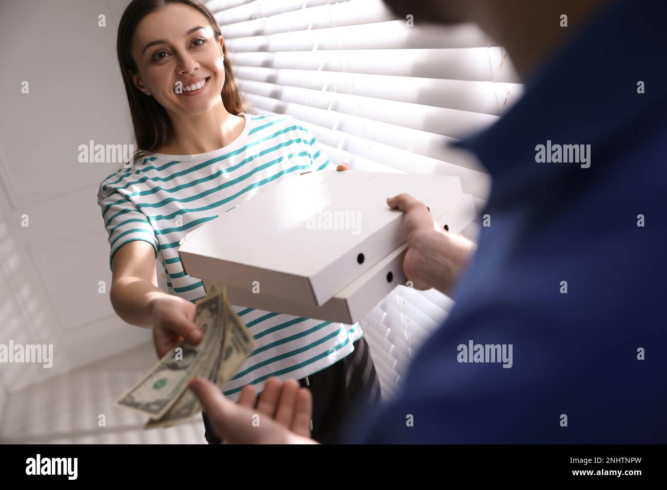 Giving tips hi-res stock photography and images - Alamy