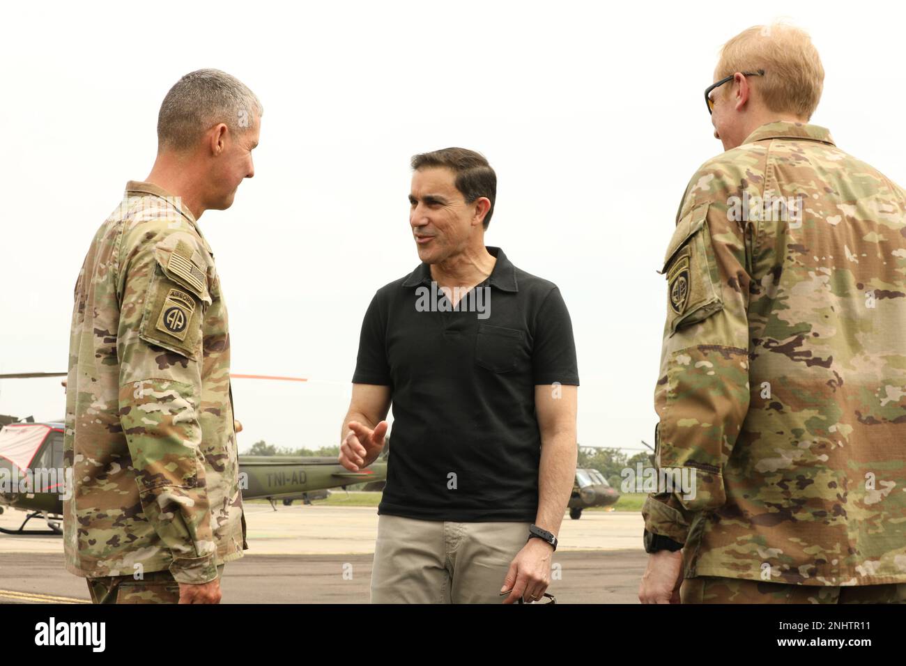 Australian Lt. Gen. Simon A. Stuart (center), the Chief of Army, meets ...