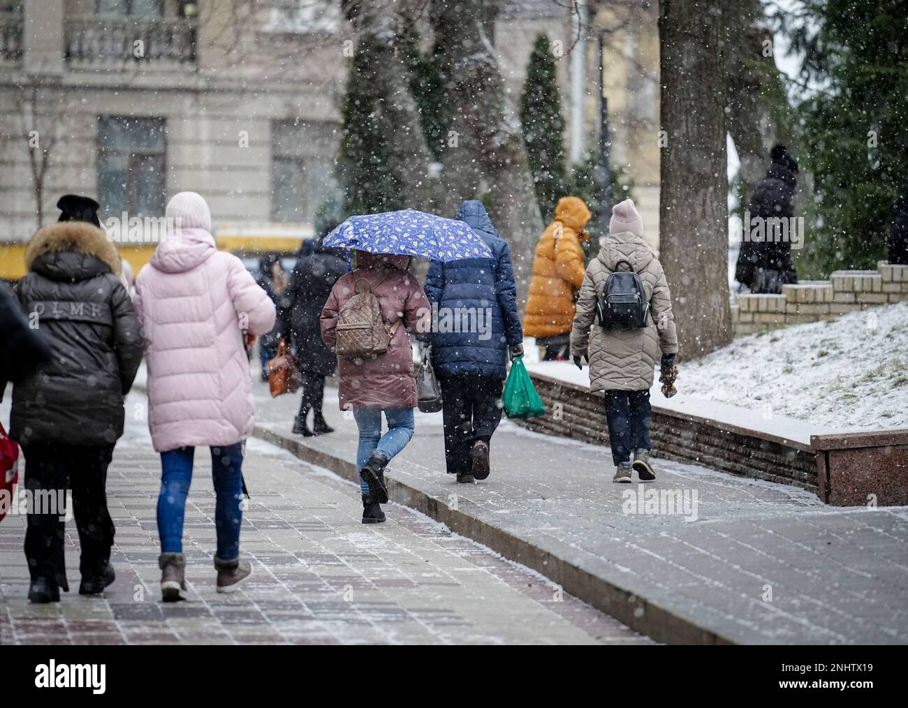 Kiew, Ukraine. 22nd Feb, 2023. Passers-by walk through the Ukrainian ...