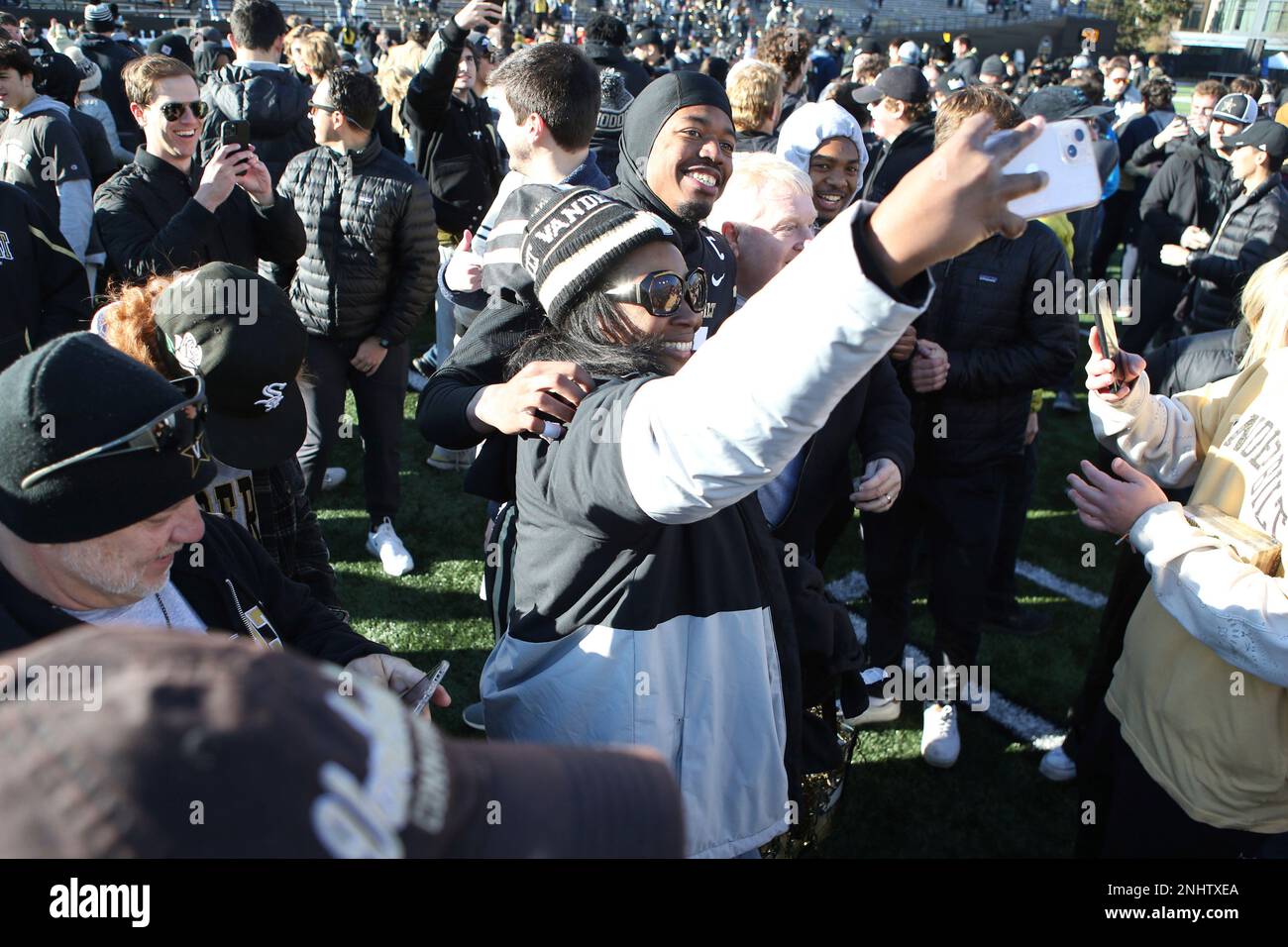 NASHVILLE, VA - NOVEMBER 19: Vanderbilt Commodores quarterback Mike ...