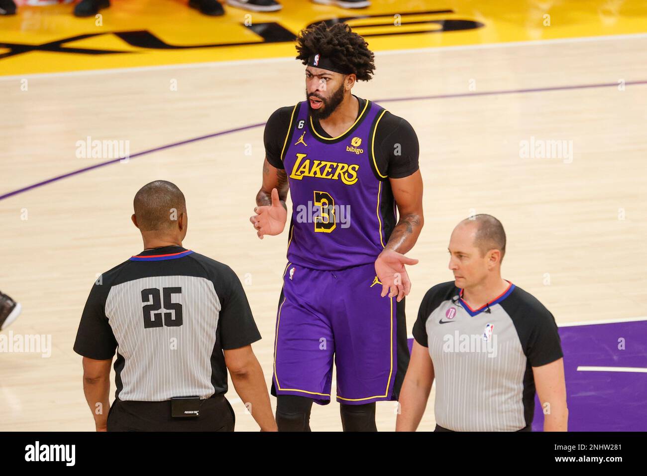 Los Angeles Lakers forward Anthony Davis (3) reacts after receiving a ...
