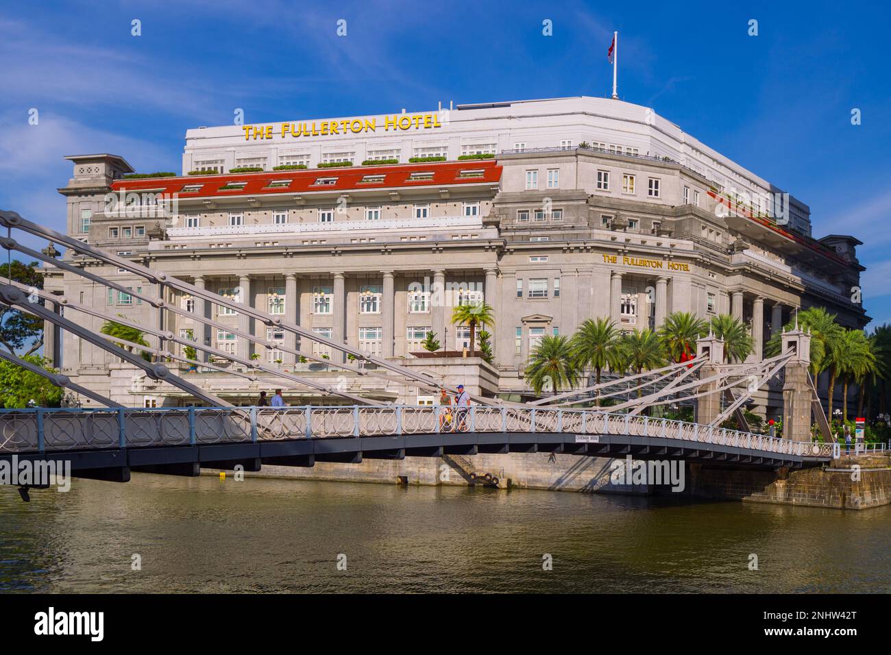 The Fullerton Hotel and Cavenagh Bridge on the SIngapore River in ...