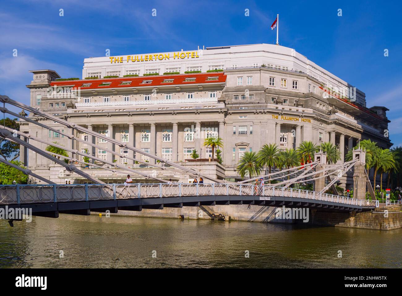 The Fullerton Hotel and Cavenagh Bridge on the SIngapore River in ...