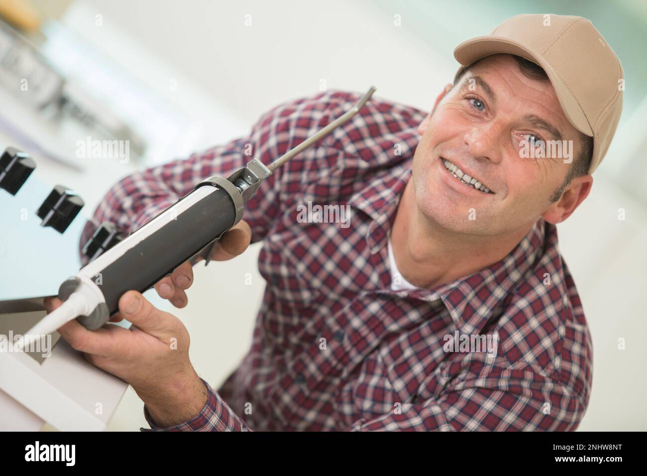 Handyman using caulking gun caulk hi-res stock photography and images ...