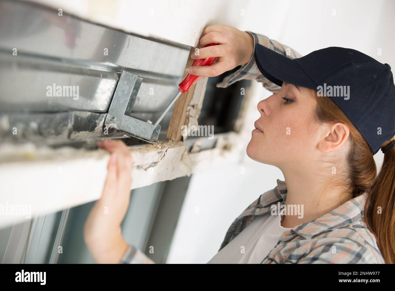 female handyman using screwdriver Stock Photo - Alamy
