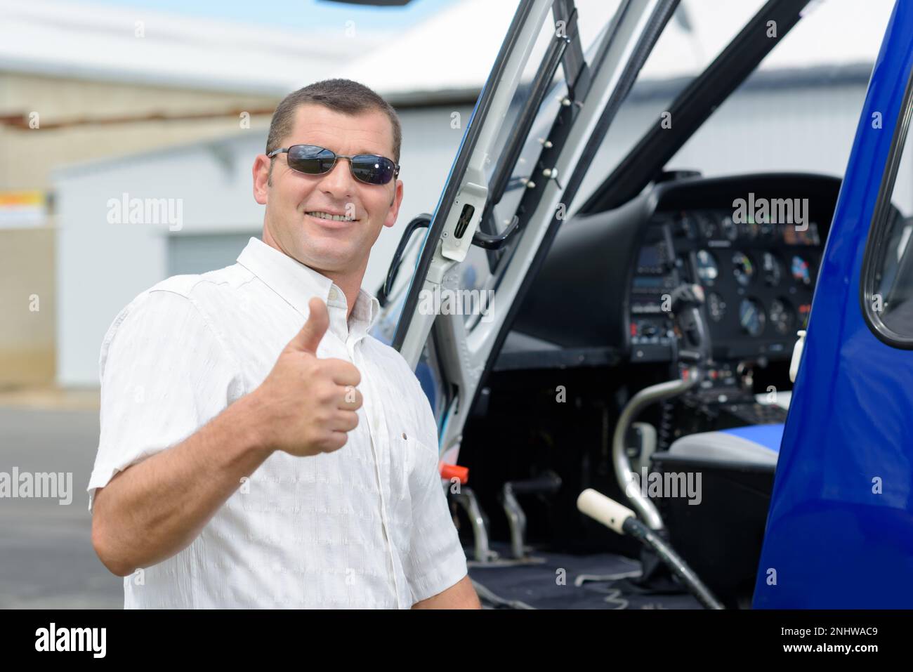 pilot giving thumbs up before entering aircraft Stock Photo - Alamy